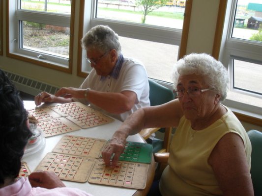 Kako imati zdrav mozak u poodmakloj dobi? Tulumarite i družite se!
